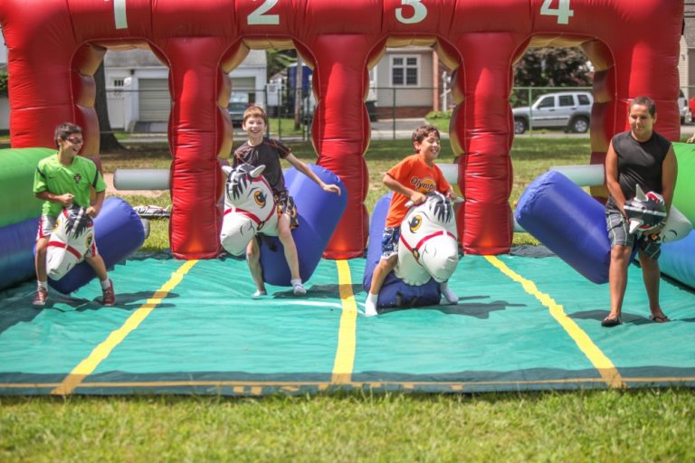 Horse Derby Inflatable Race - Fun Party - Location de Mascotte et Jeux ...